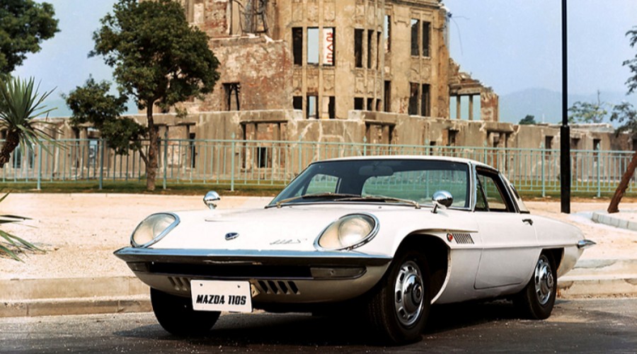 La que lía este hombre con su ciclomotor